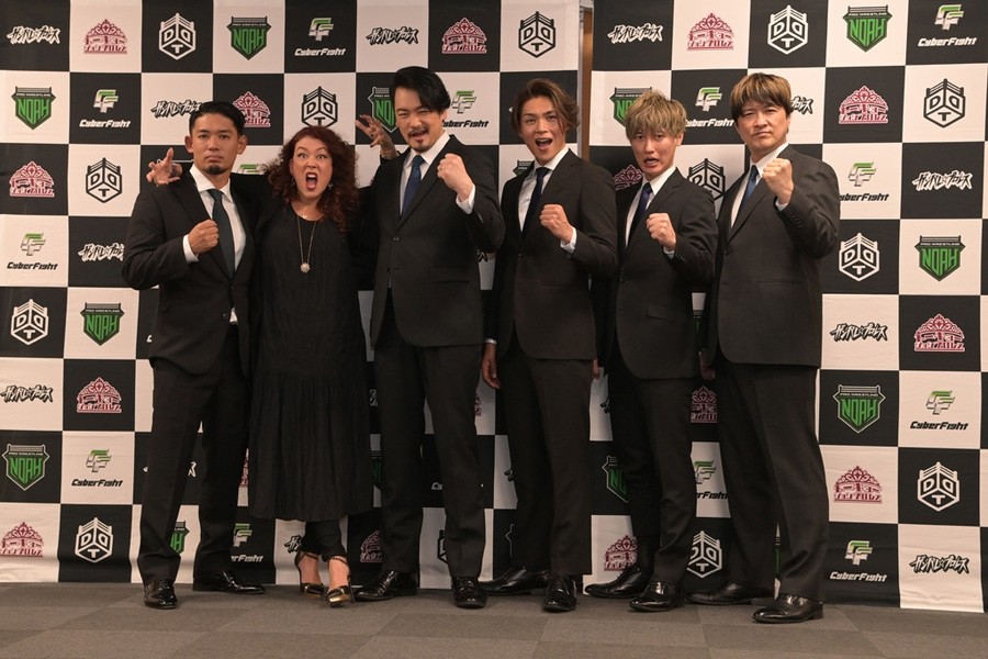 【記者会見】3･20両国でプロレス引退試合のLiLiCoが純烈・小田井涼平と夫婦タッグ結成！ 対戦相手のフェロモンズが乱入し記者会見が大混乱に | DDT プロレスリング公式サイト